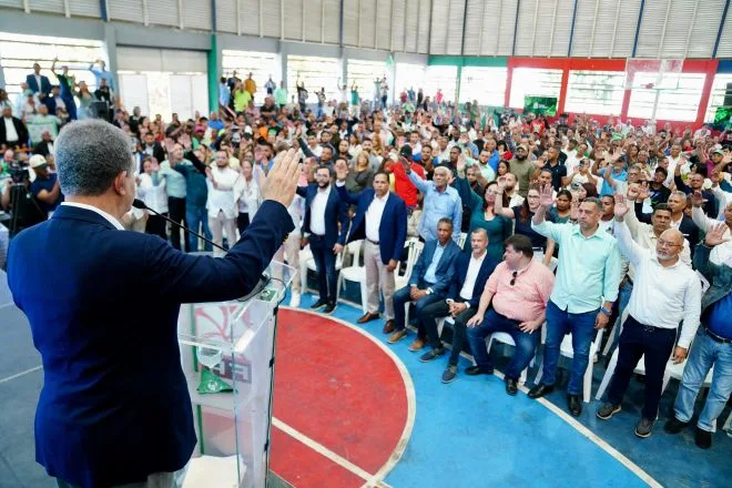 Leonel Fernández juramenta a exdirigentes del PLD que pasan a la Fuerza ...